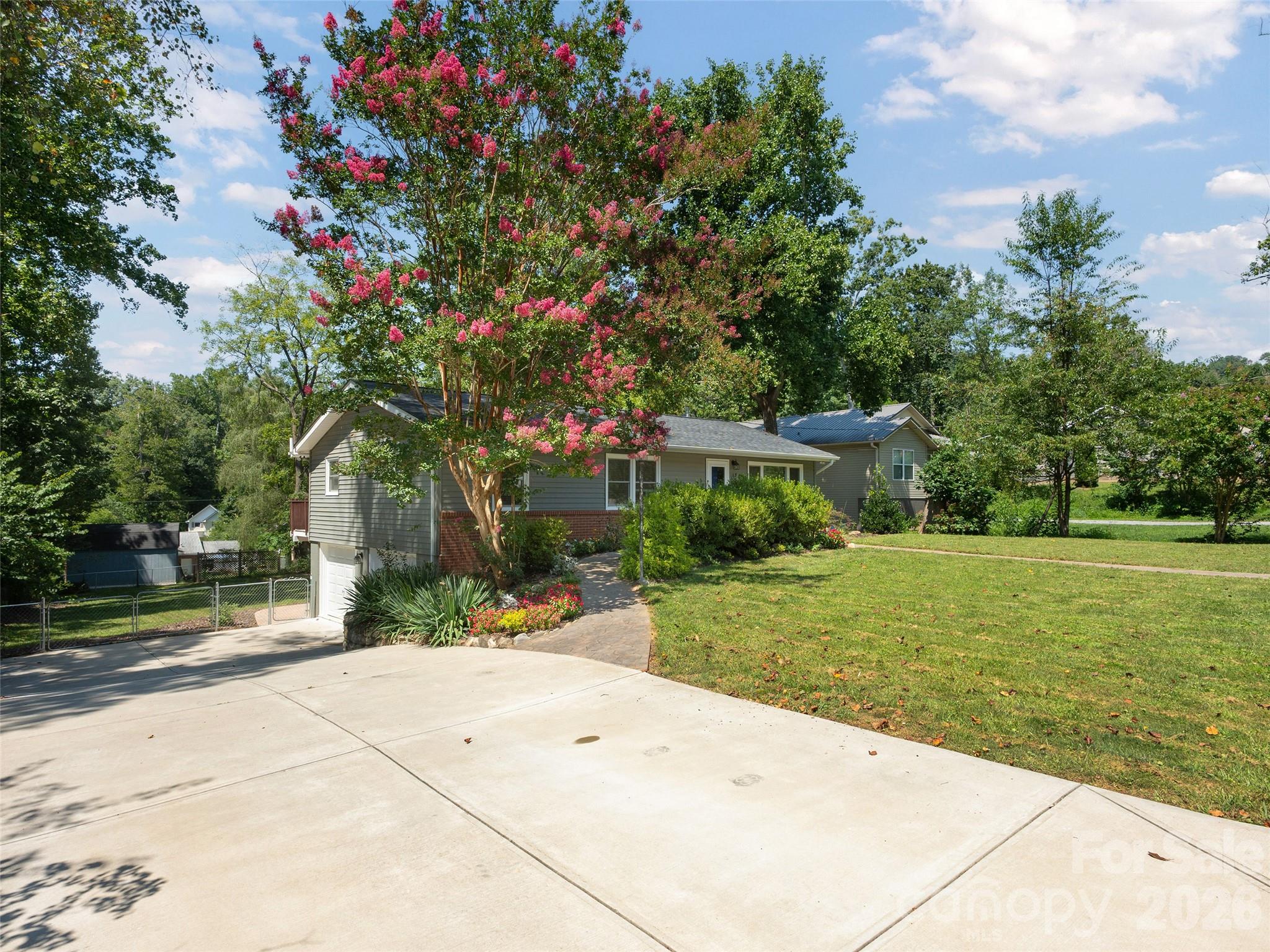182 Locust Ct, Arden, NC 28704 | MLS# CAR4423530 | Justin Grogan ...